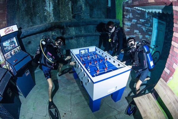 Deep Dive Dubai celebrates International Chess Day - DIVE Magazine