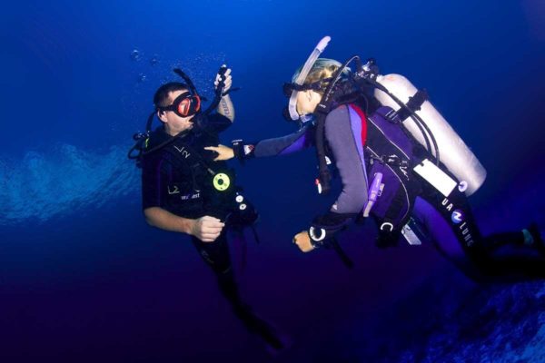 Learning to dive - what to expect from a scuba diving course - DIVE ...