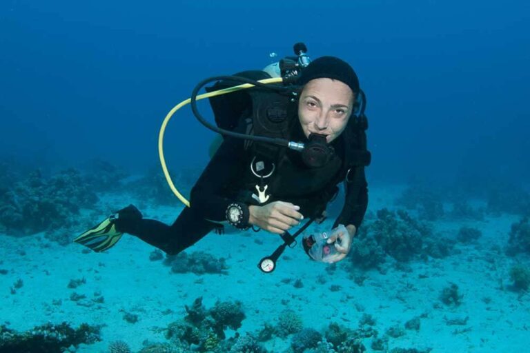 Learning to dive - what to expect from a scuba diving course - DIVE ...