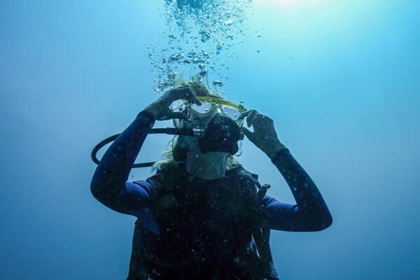 Getting comfortable with mask removal, replacement and clearing - DIVE ...